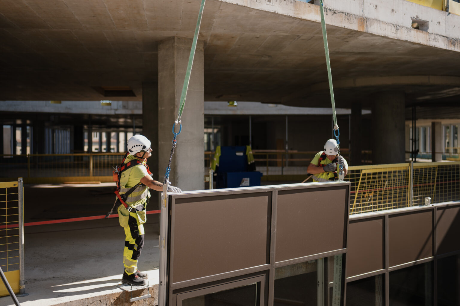 Unitised curtain wall facade